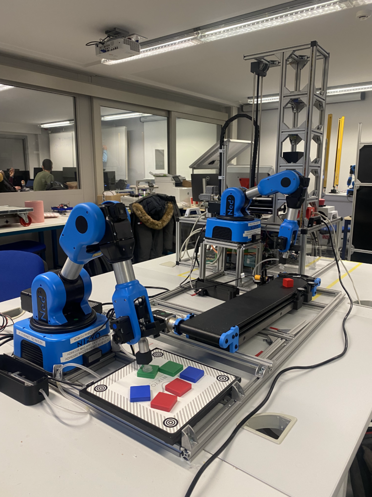 Automatisation industrielle : les bras robotiques révolutionnent la ...