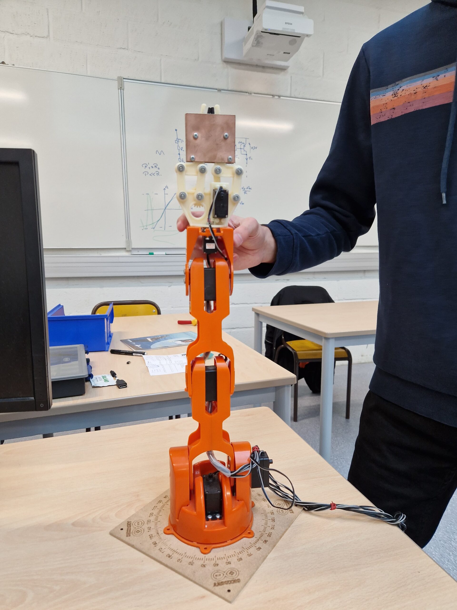 Bras de robot Braccio ArduinoGénie électrique